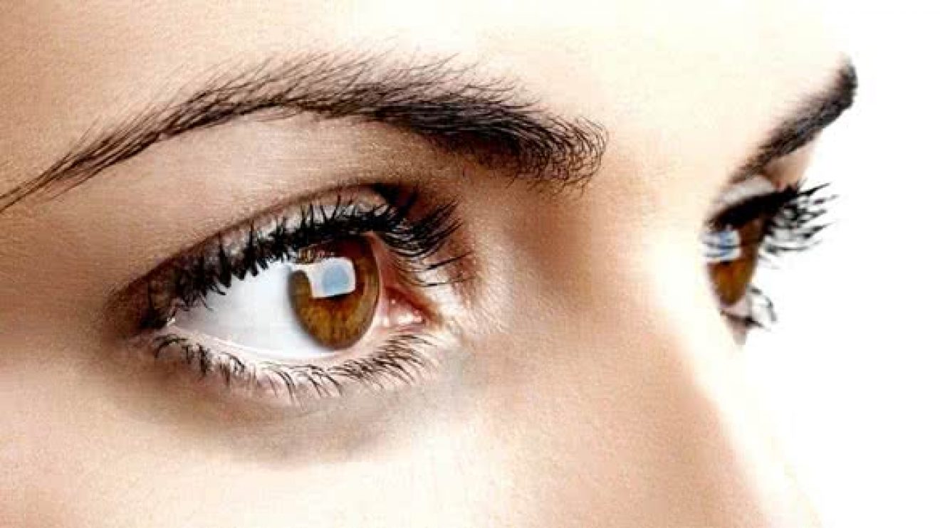 5 Makeup Hacks to Give Droopy Eyes a Lift